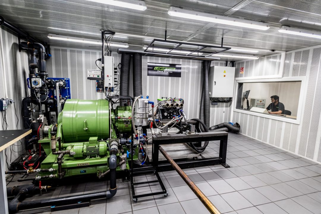 Photo passage to the engine bench Ford Cosworth BDG LORRTEC - LORRTEC